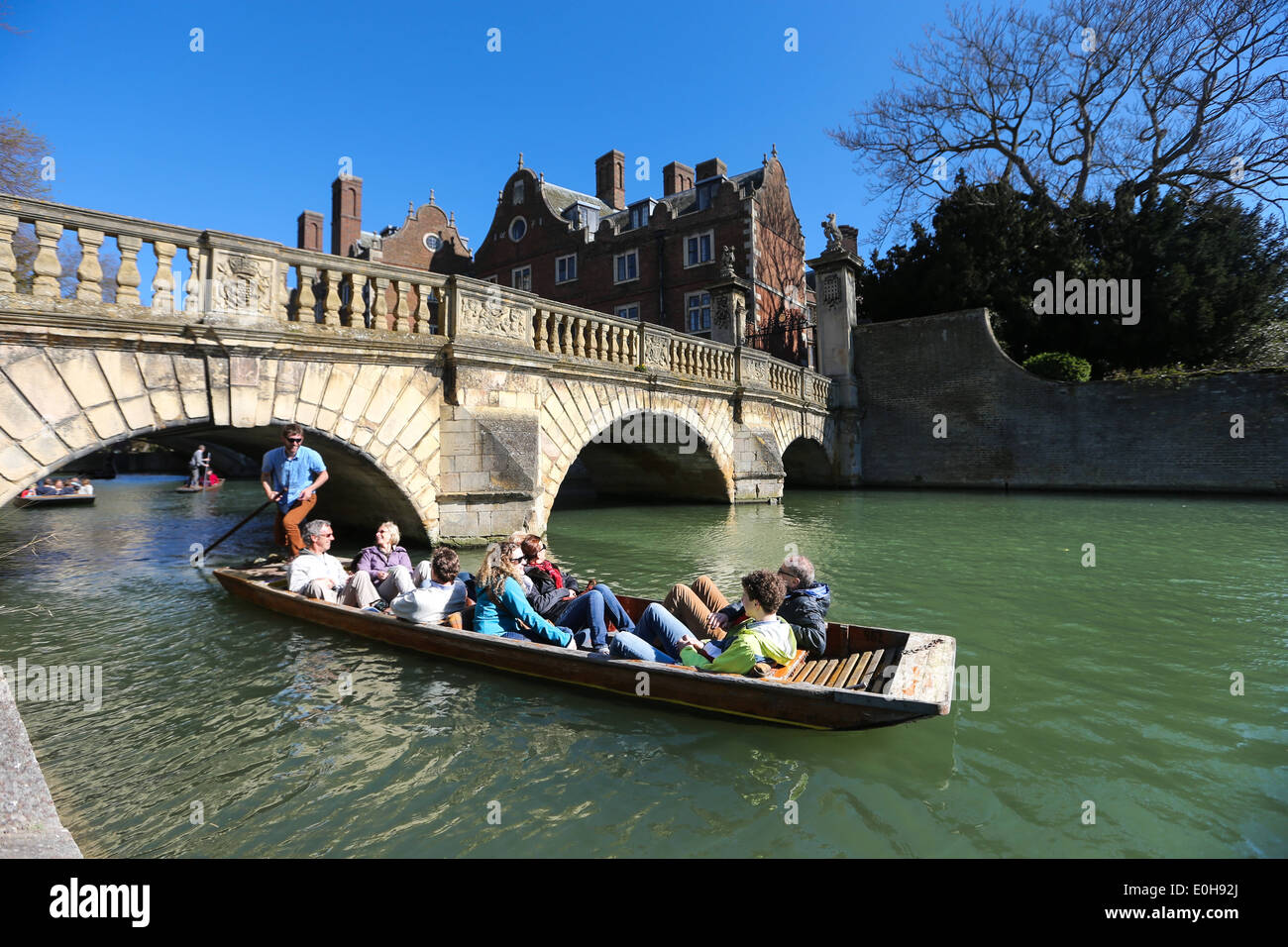 PUNTING ON THE RIVER CAM IN CAMBRIDGE Stock Photo - Alamy