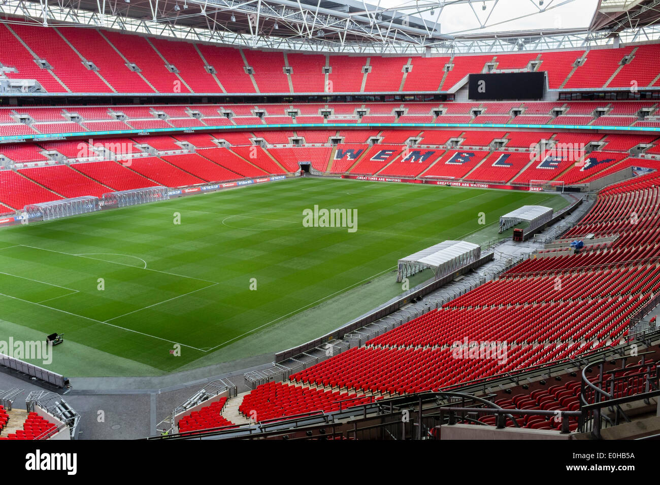 Wembley stadium pitch hi-res stock photography and images - Alamy