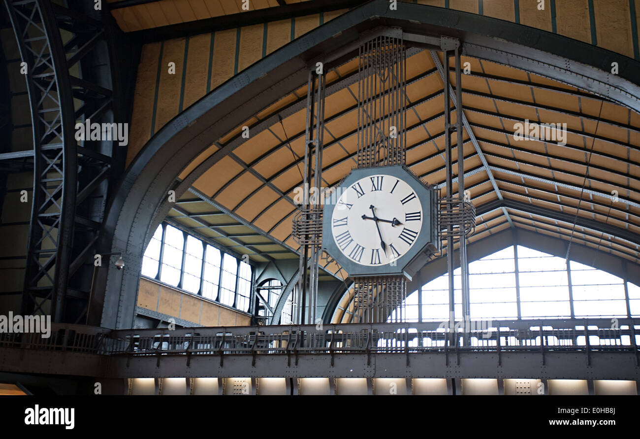 Clock face railway station hi-res stock photography and images - Alamy
