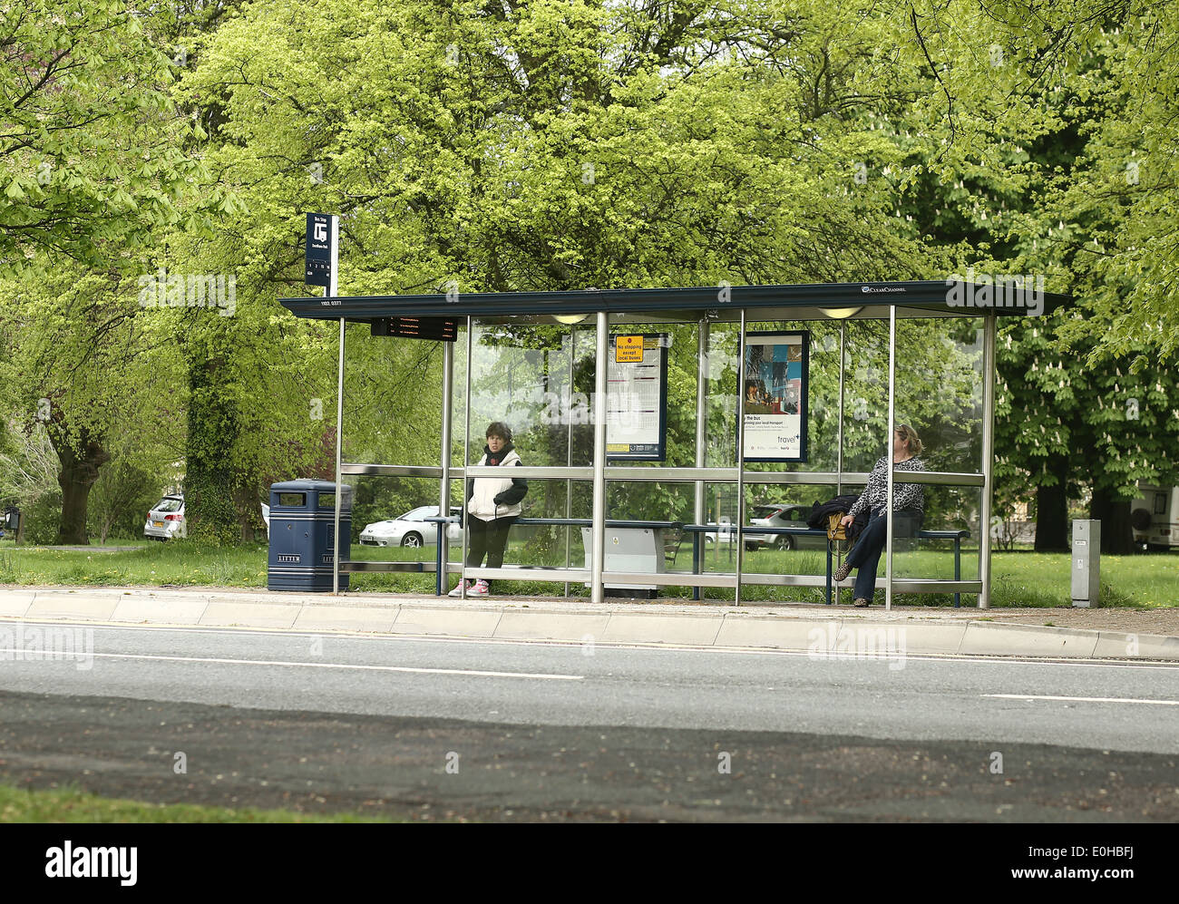 Glass bus stop hi-res stock photography and images - Alamy
