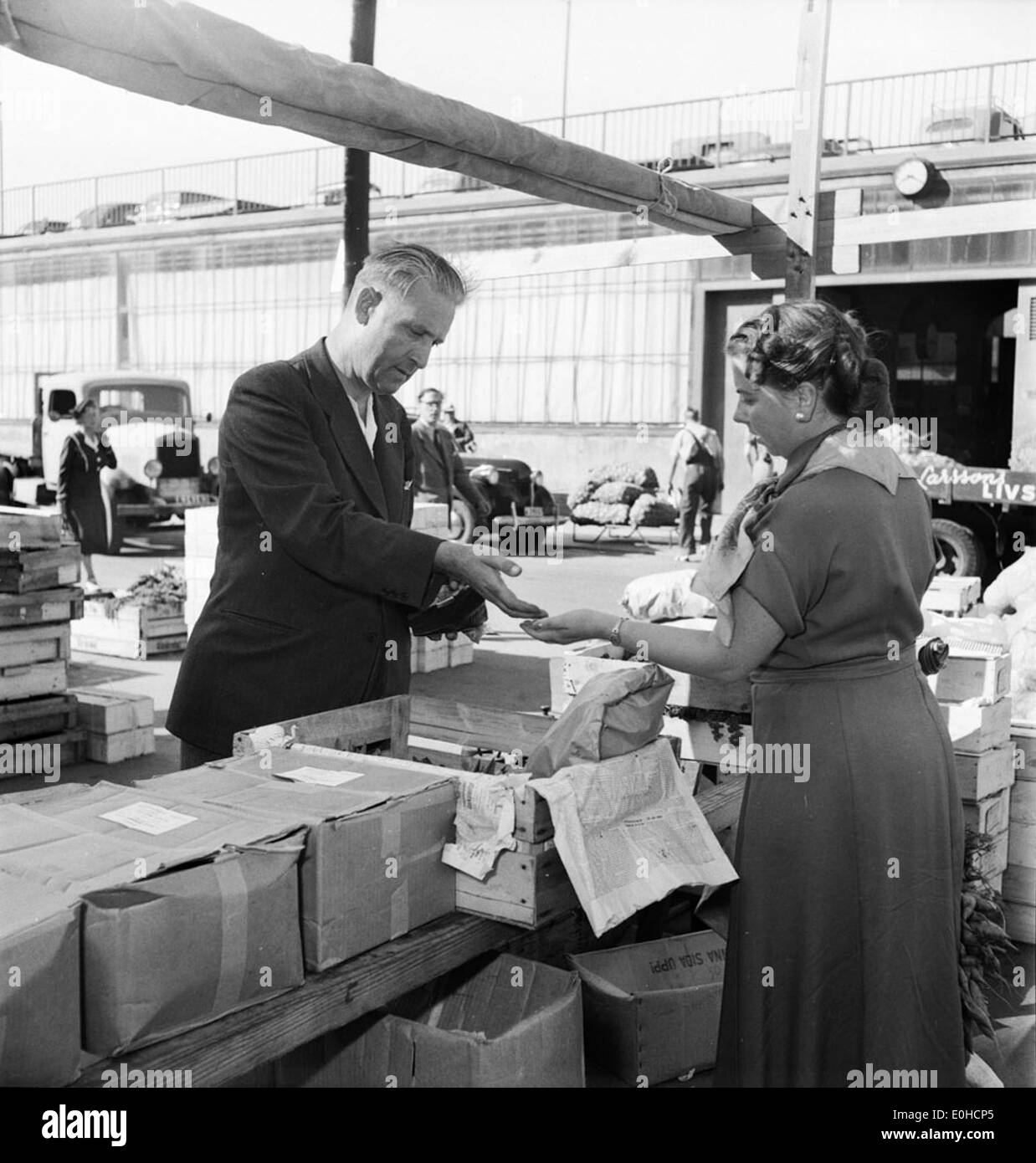 1950s market workers hi-res stock photography and images - Alamy