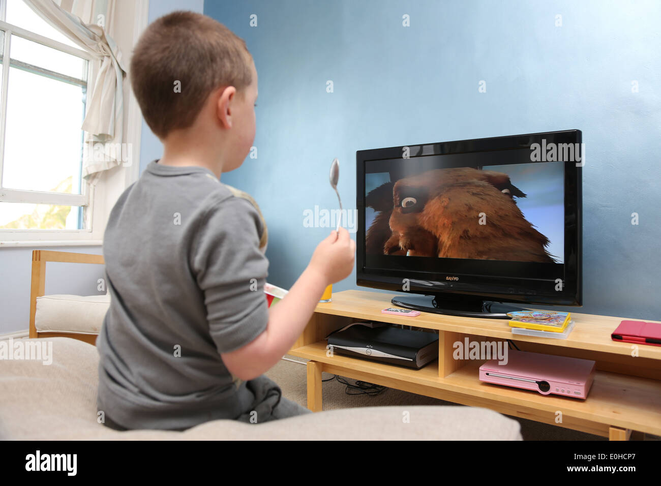 Child watching television Stock Photo - Alamy