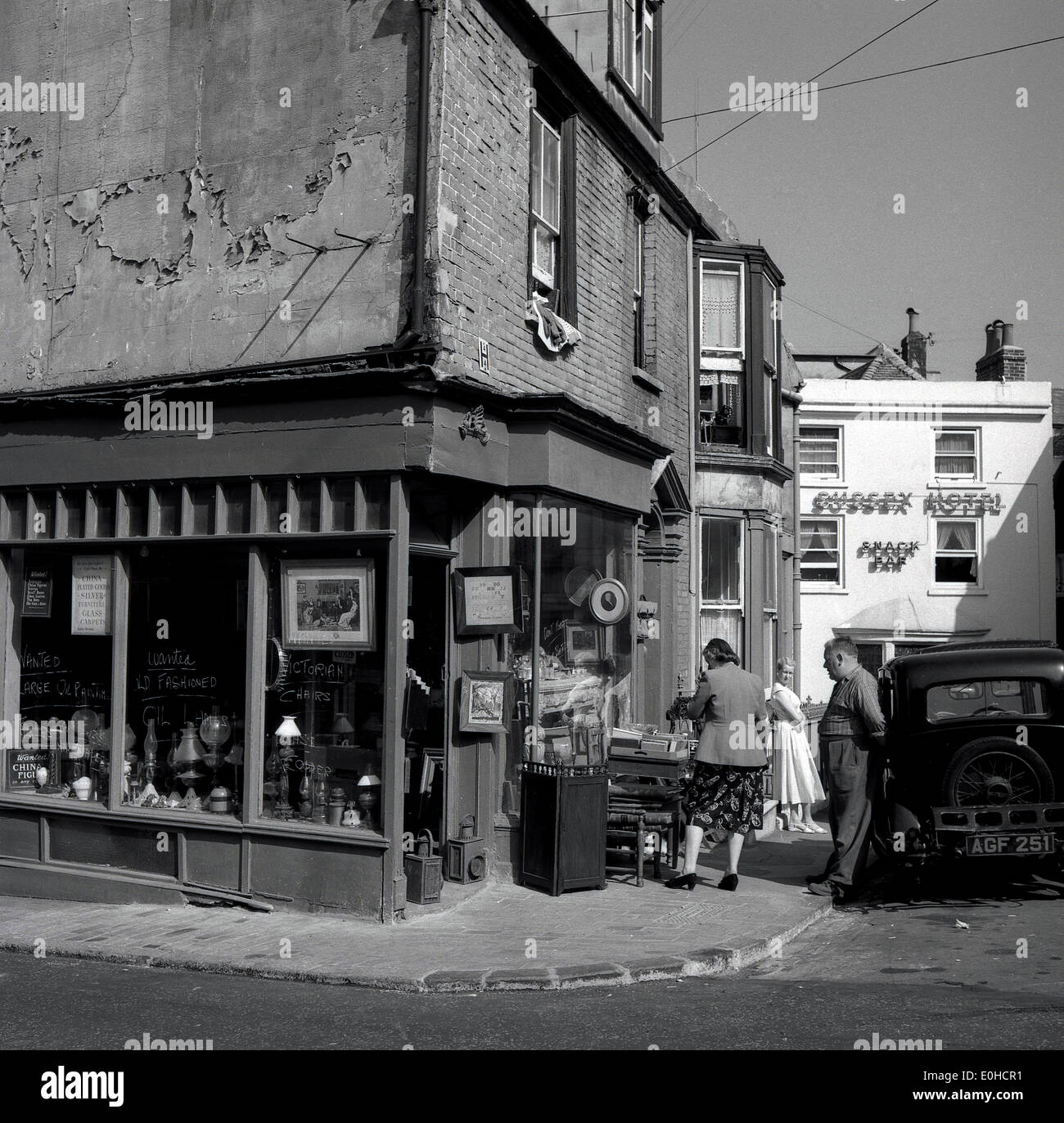 Corner shop 1950s hi-res stock photography and images - Alamy