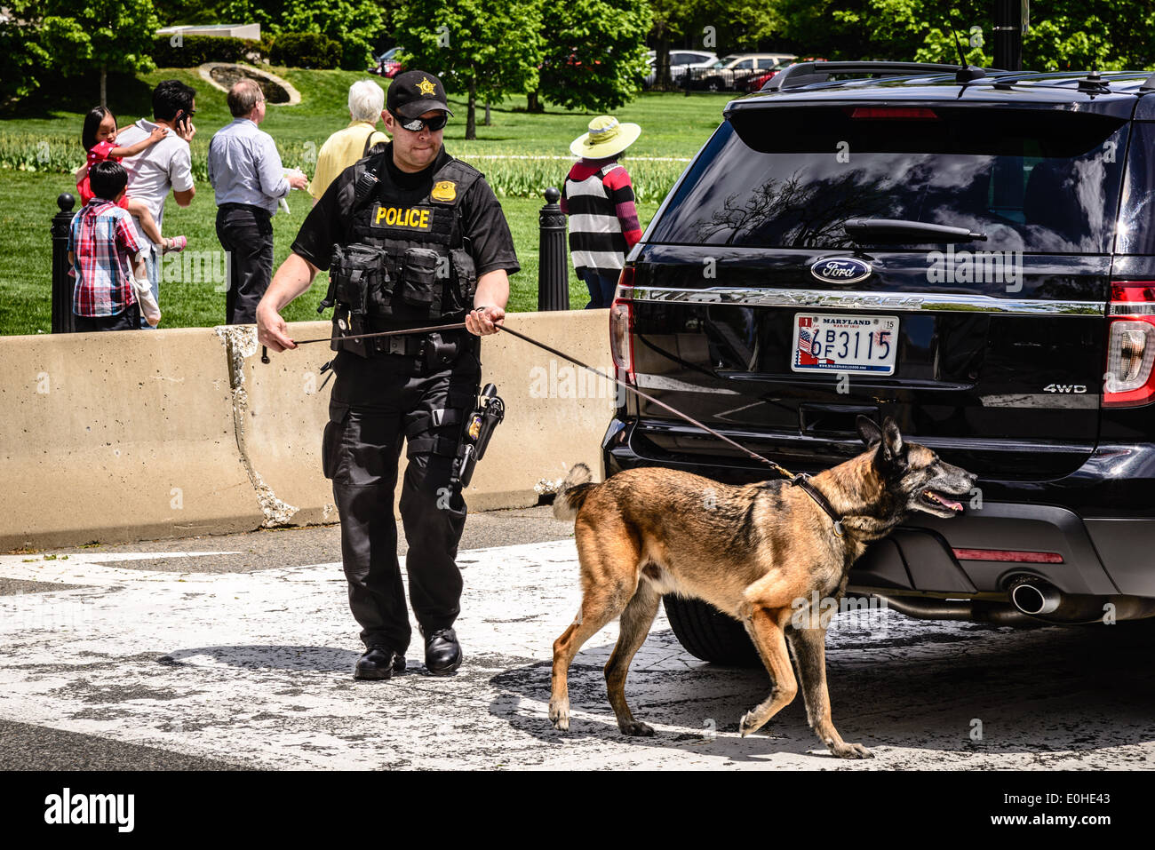 Secret Service K-9 Unit, E Street NW entrance to White House security ...