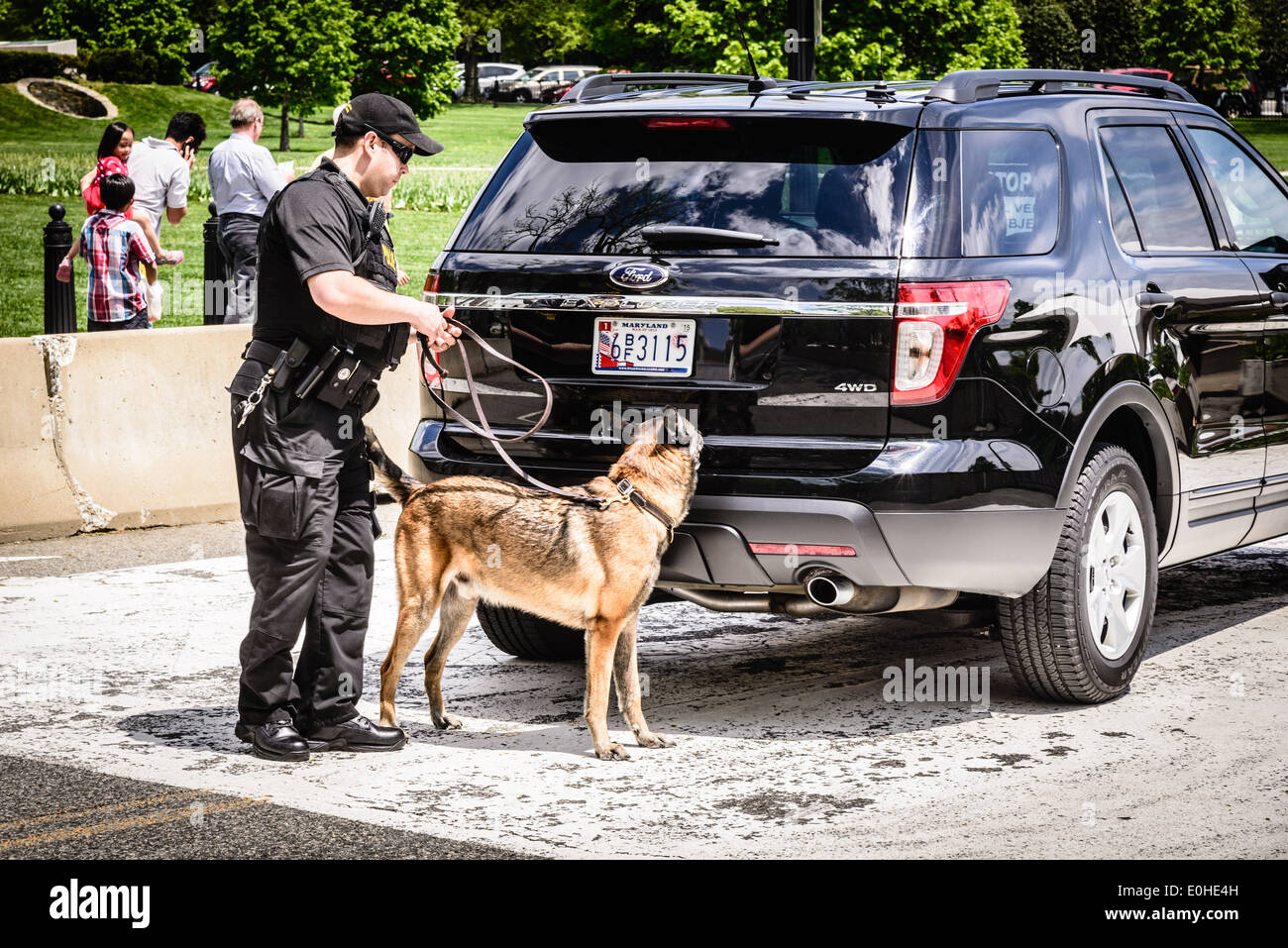 Secret Service K-9 Unit, E Street NW entrance to White House security ...
