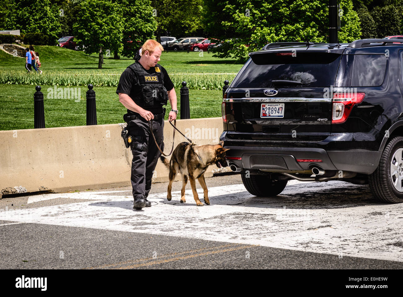 Secret Service K-9 Unit, E Street NW entrance to White House security ...