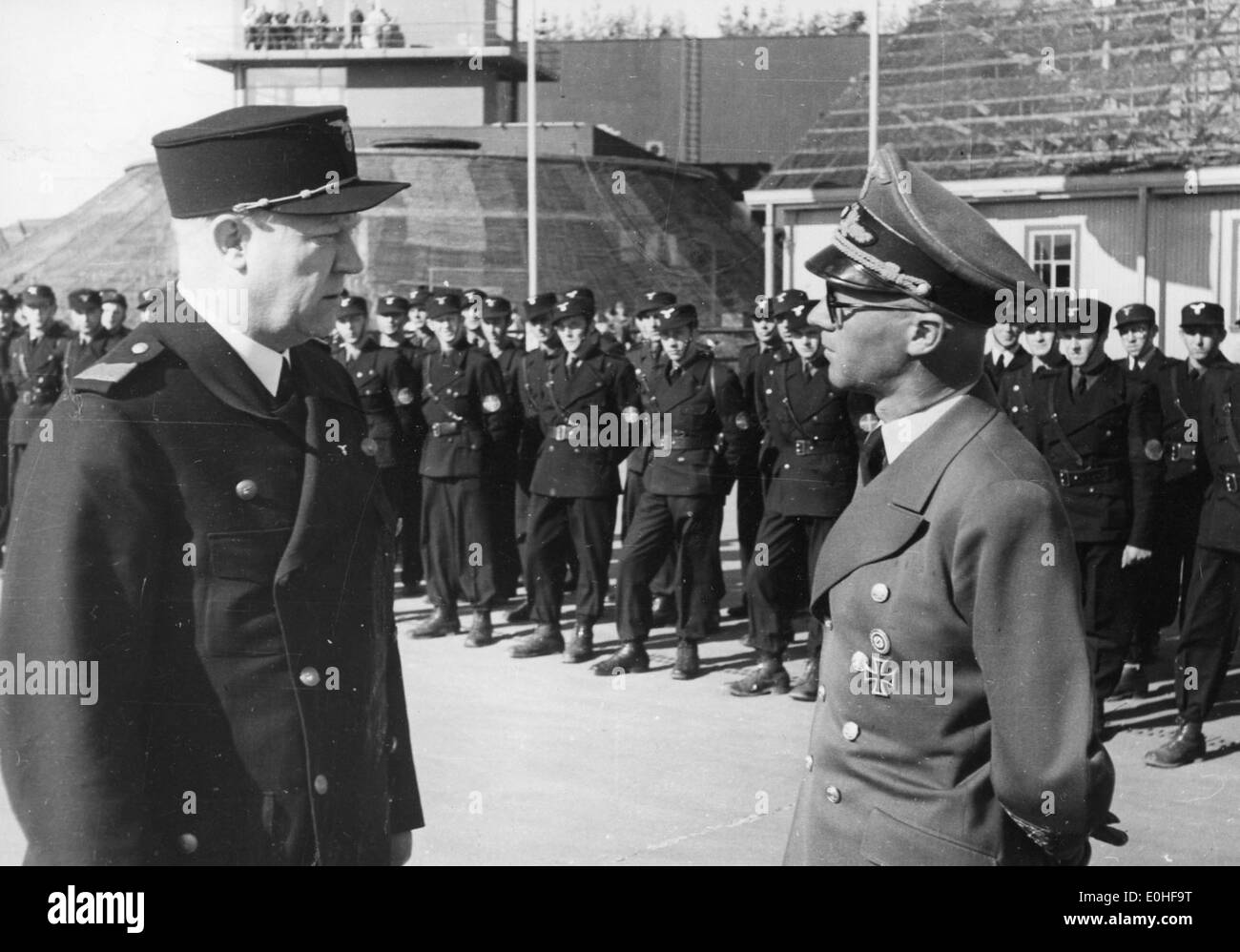 Vidkun Quisling og Josef Terboven inspiserer en avdeling av hirden ...