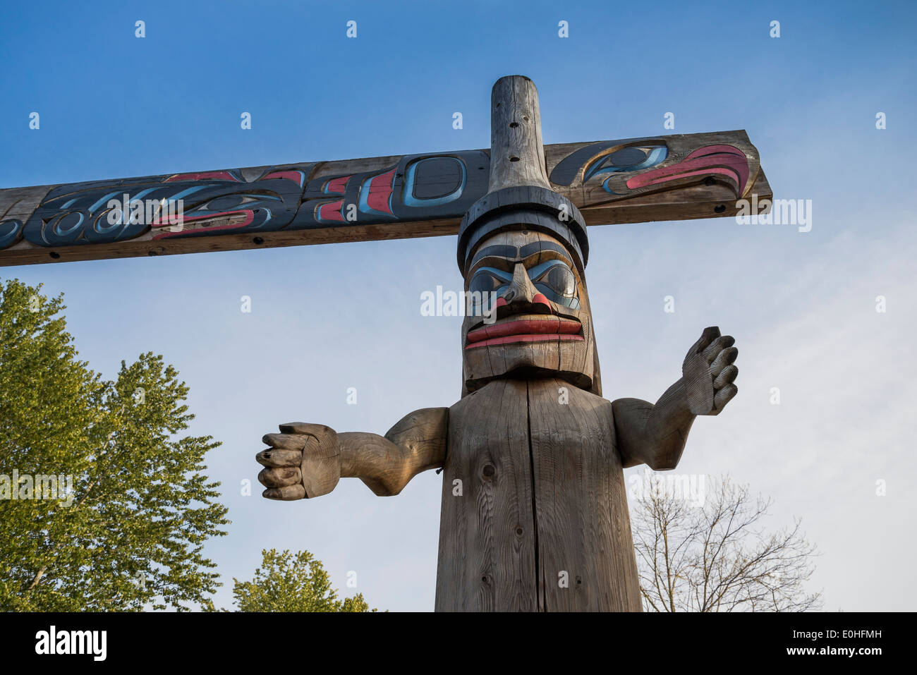 Welcoming totem pole hi-res stock photography and images - Alamy