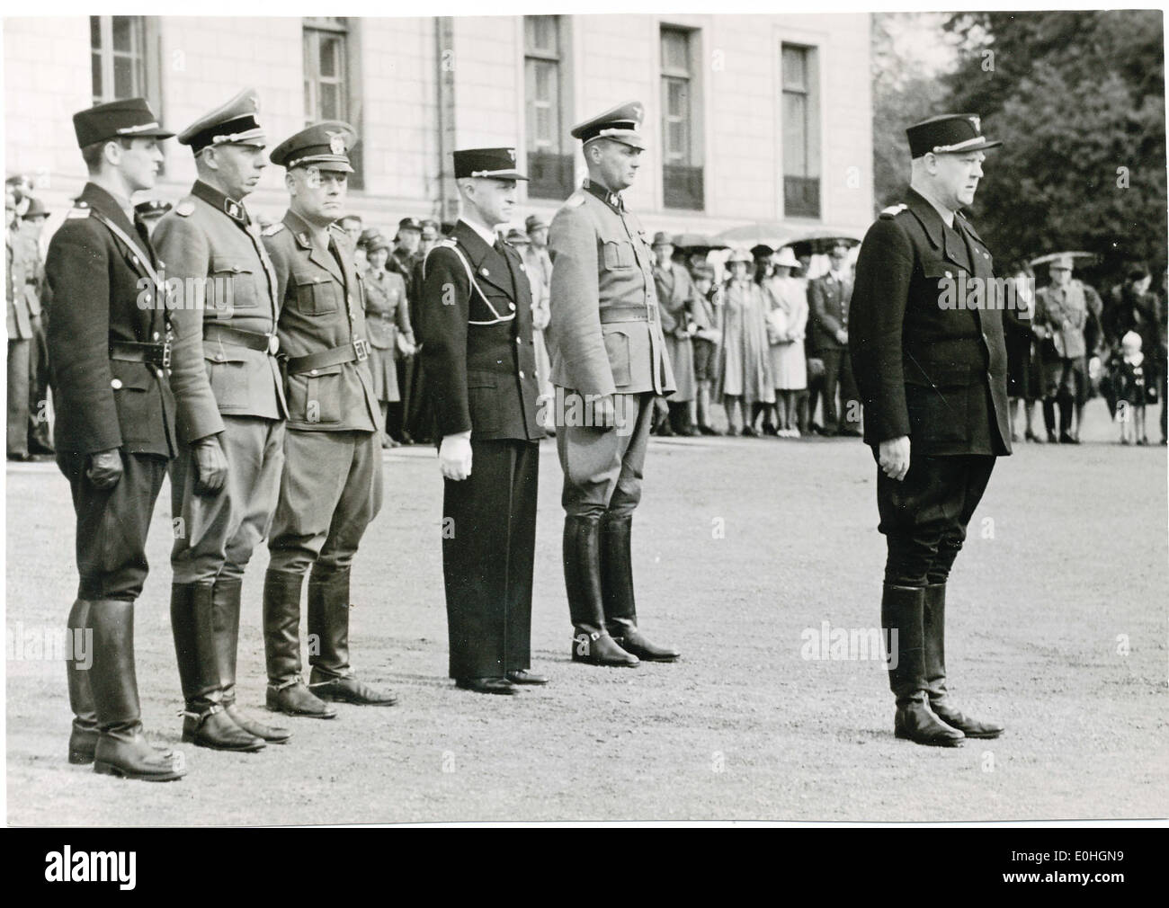A historical photo from Slottsplassen during the Second World War ...