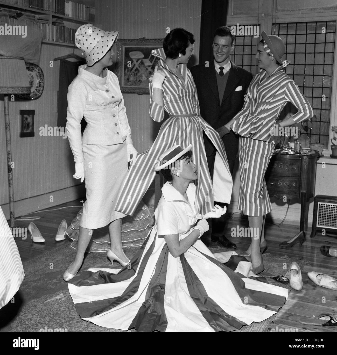 Haute couture 1950s hi-res stock photography and images - Alamy