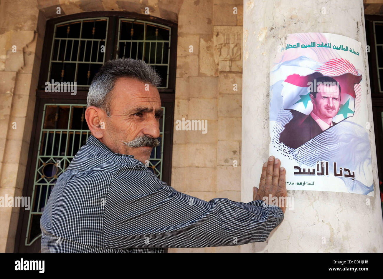 (140514) -- DAMASCUS, May 14, 2014 (Xinhua) -- A man puts on an ...
