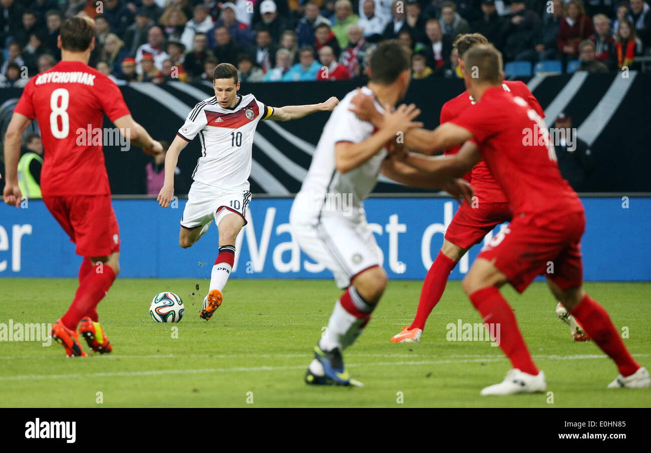 Hamburg, Germany. 13th May, 2014. Germany's Julian Draxler (R) in ...