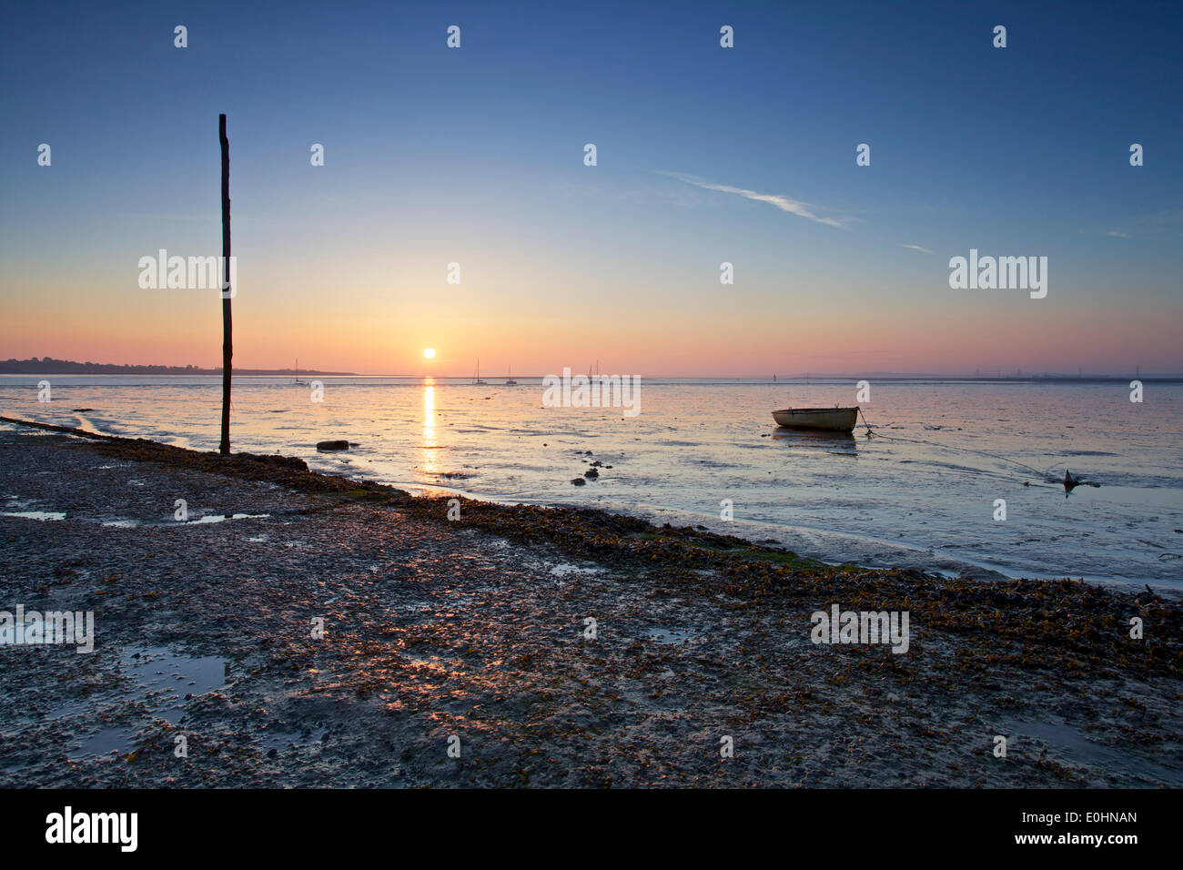 Swale estuary near Faversham, Kent, UK 14th May 2014: Sunrise and low ...
