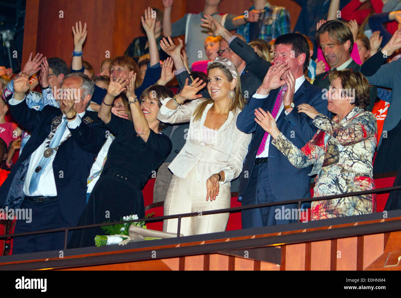 Queen maxima netherlands dancing crowd hi-res stock photography and ...