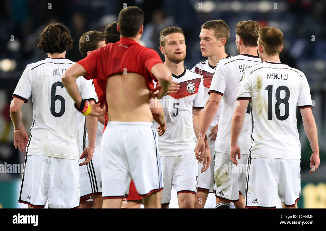 Hamburg, Germany. 13th May, 2014. Germany's Shkodran Mustafi (M) and ...
