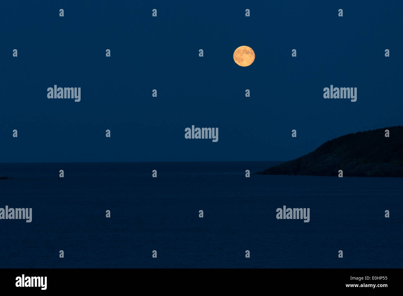 Moon over ocean hi-res stock photography and images - Alamy