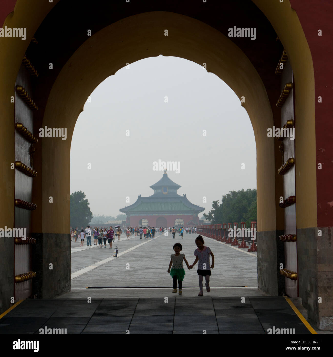 Tourists at a temple, Imperial Vault Of Heaven, Temple Of Heaven ...