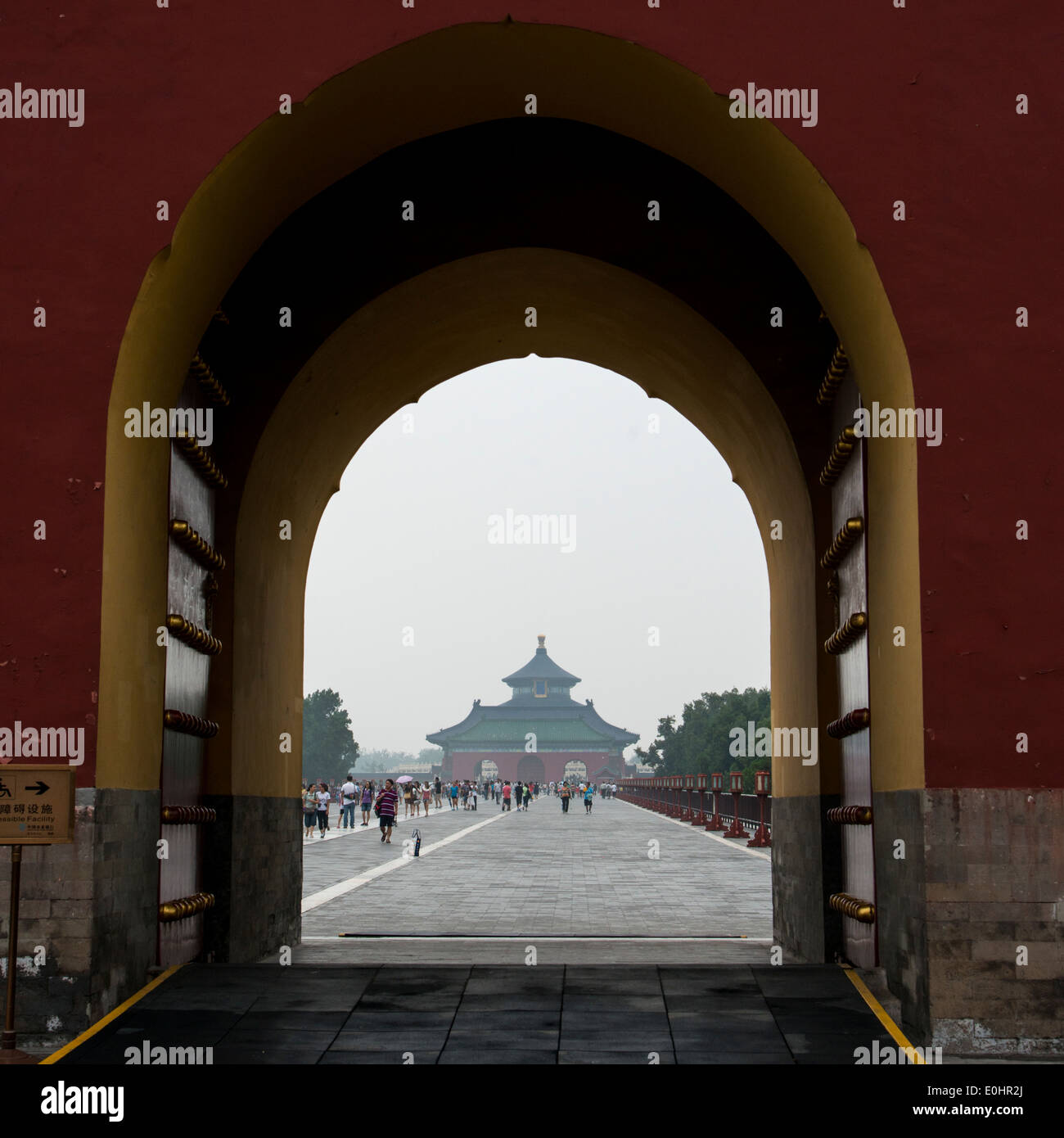 Tourists at a temple, Imperial Vault Of Heaven, Temple Of Heaven ...