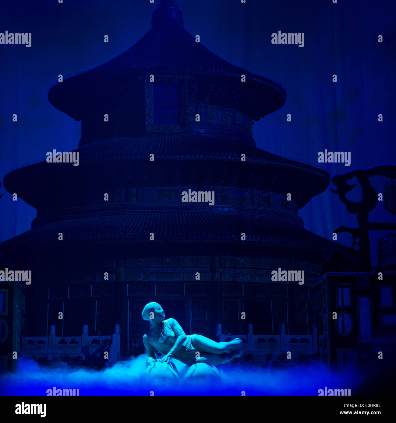 Chinese acrobats hi-res stock photography and images - Alamy