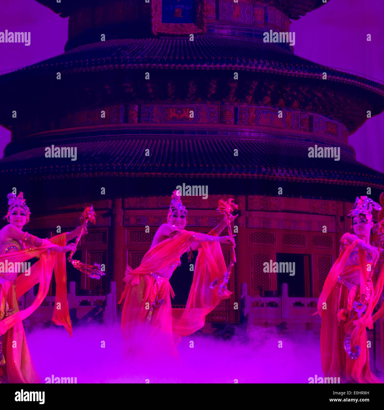 Chinese acrobatic show hi-res stock photography and images - Alamy