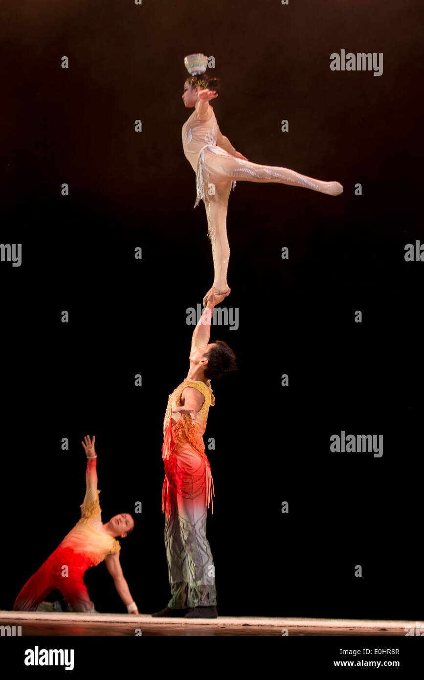 Chinese acrobatics show, Beijing, China Stock Photo - Alamy
