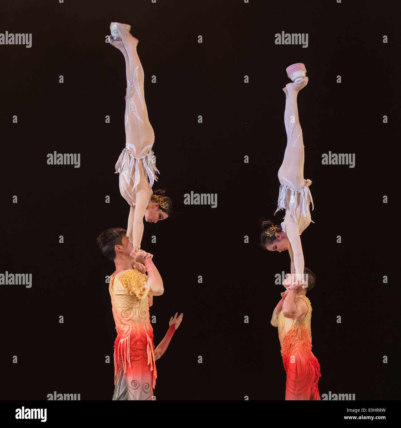 Chinese acrobatic show hi-res stock photography and images - Alamy