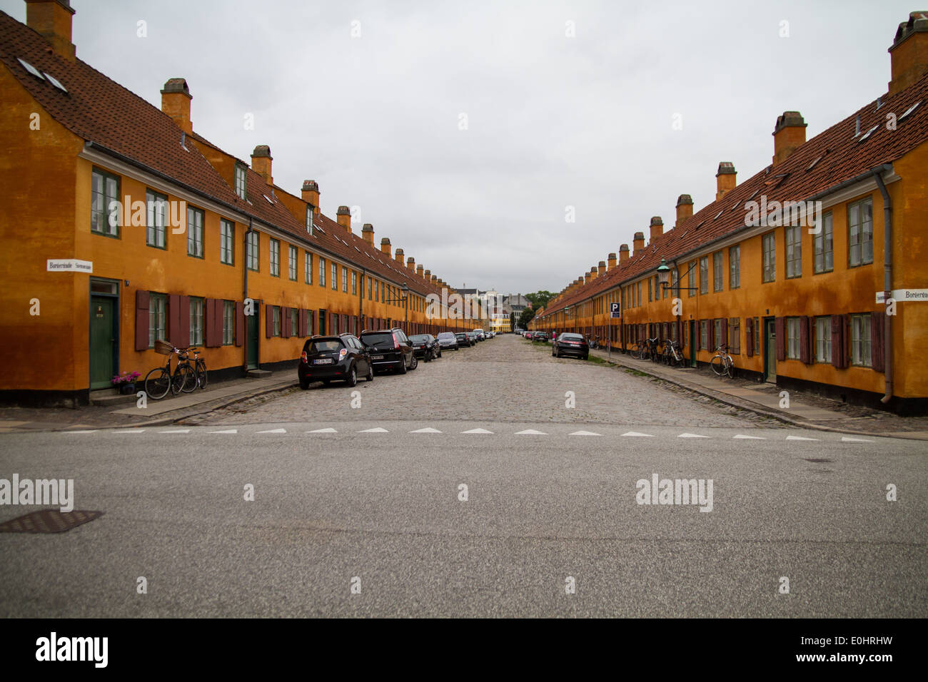 Row housing hi-res stock photography and images - Alamy