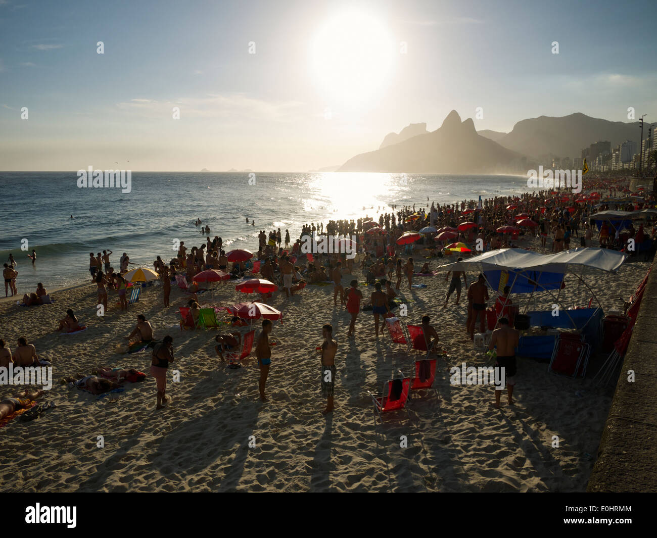 Crowded sunset hi-res stock photography and images - Alamy