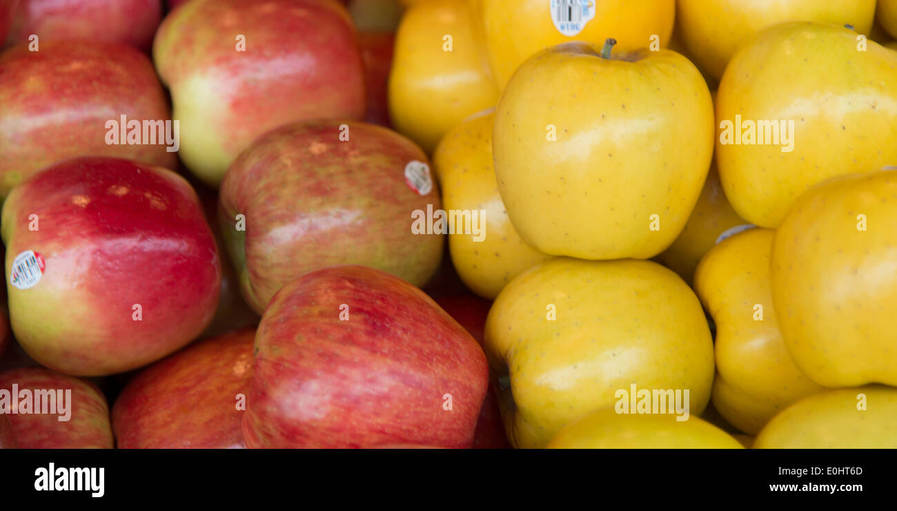 Close-up of apples for sale at a market stall, Pike Place Market ...