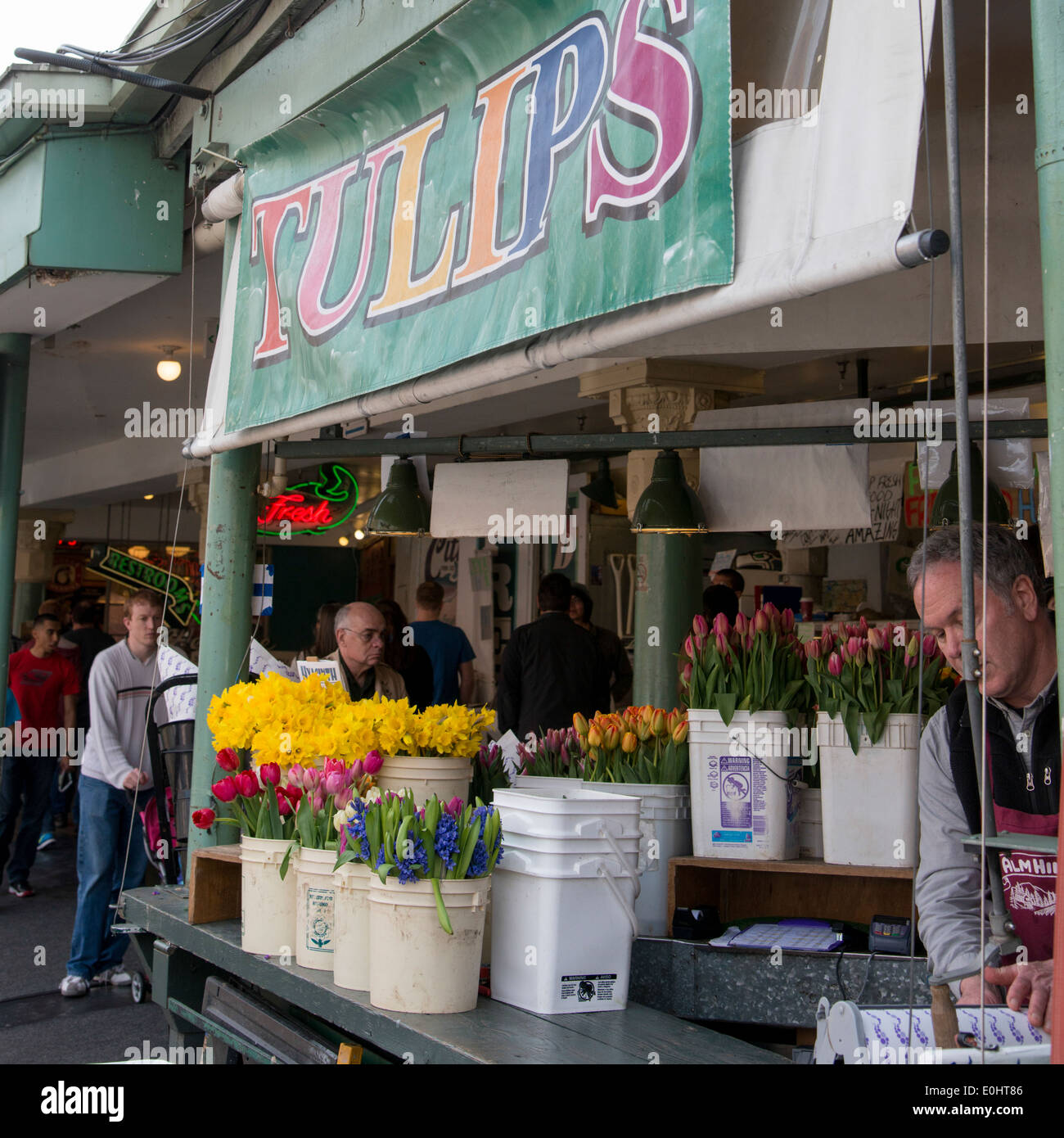 Flower market at pike place seattle hi-res stock photography and images ...