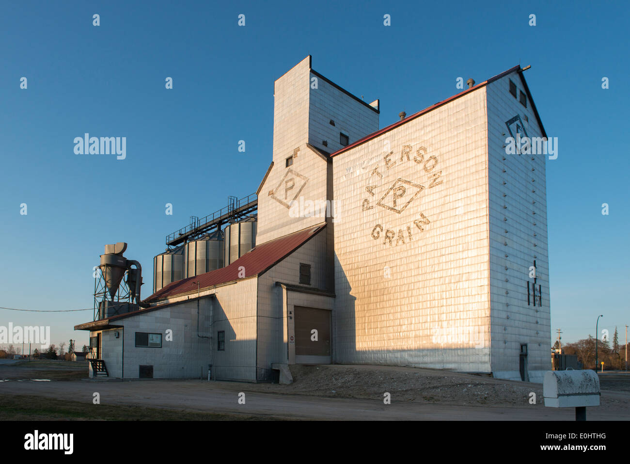 Grain silo on the prairies, Manitoba, Canada Stock Photo - Alamy