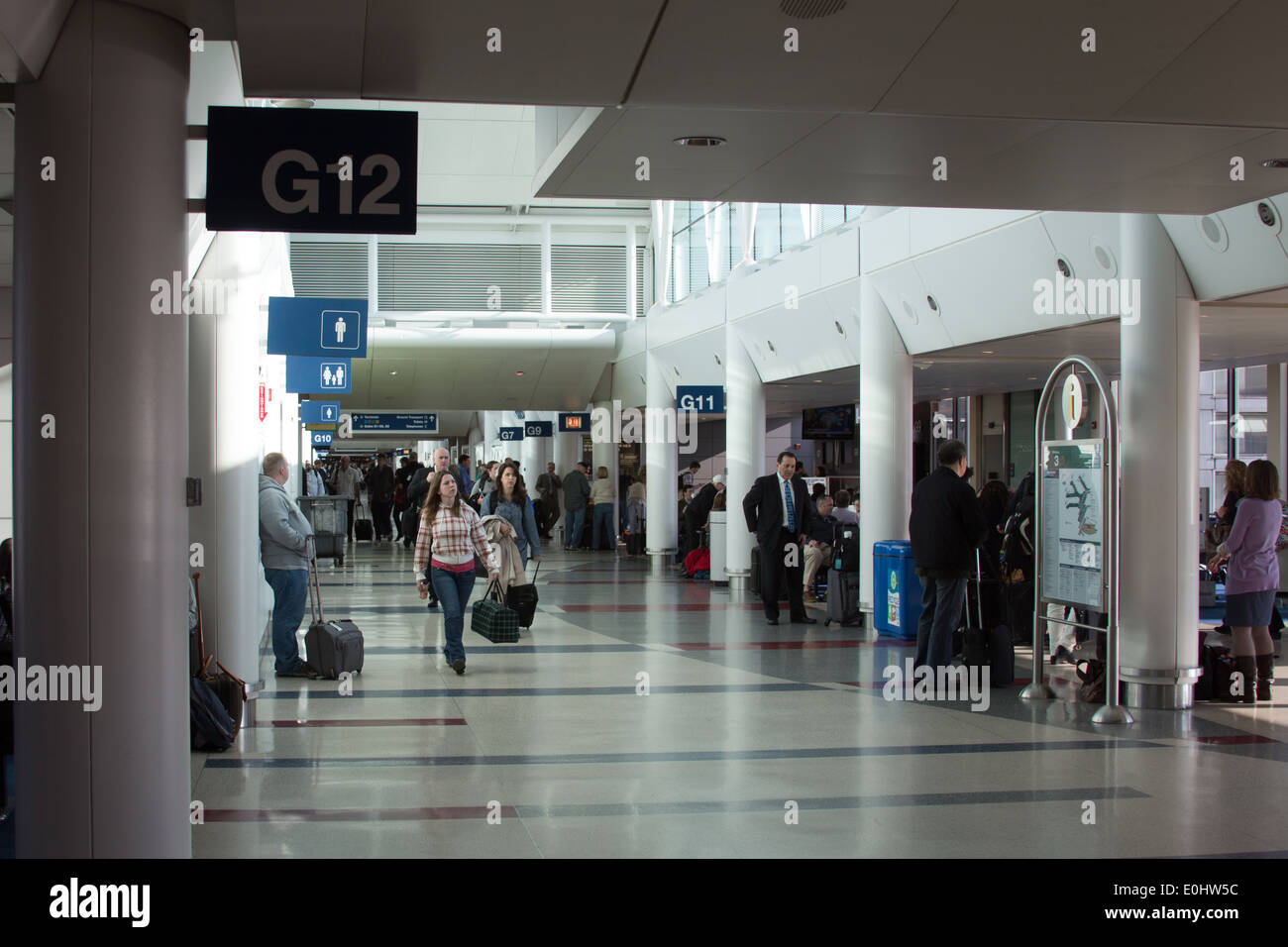 Concourse G at Chicago O'Hare airport Stock Photo - Alamy