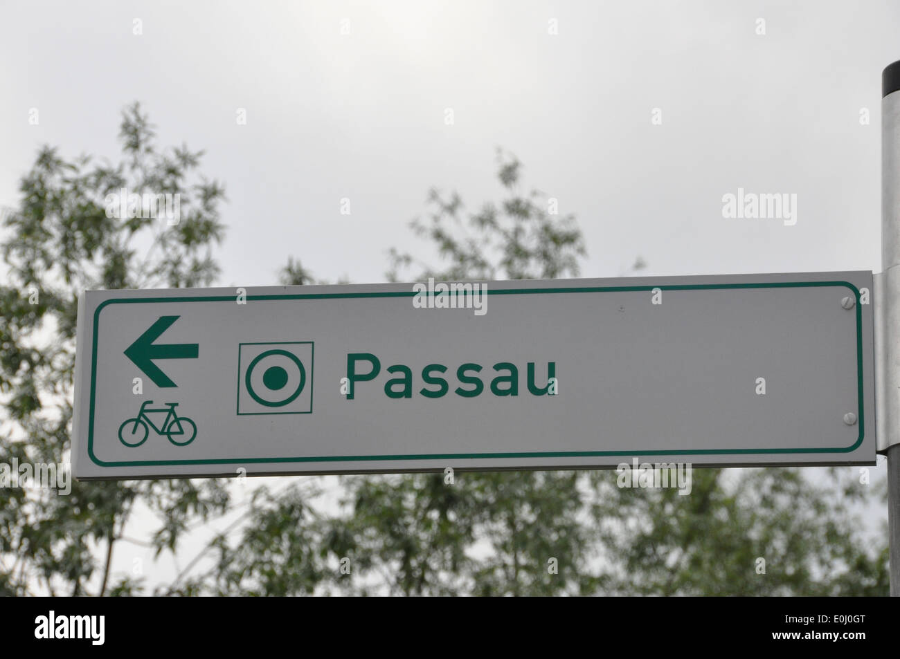 Bike sign indicating direction to the centre of Passau Stock Photo - Alamy