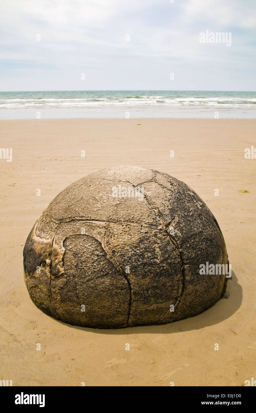 Moeraki Boulders ancient spherical rock formation on Koekohe Beach ...