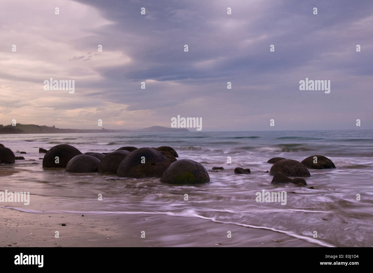 Moeraki Boulders ancient spherical rock formation on Koekohe Beach ...