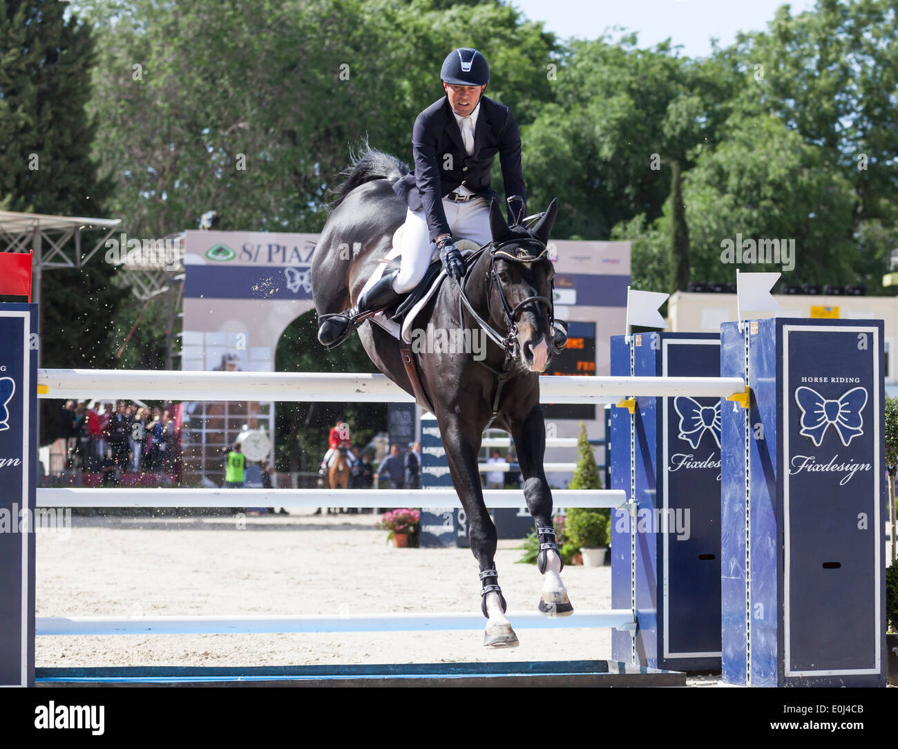 Simon Delestre of France riding Classic Bois Margot in the Furusiyya ...