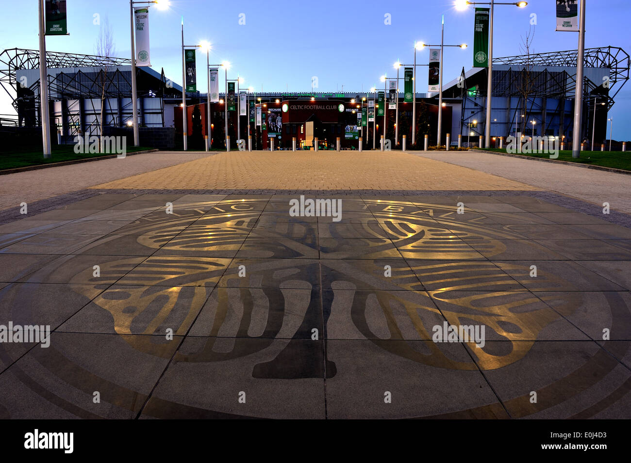 Football stadium exterior night hi-res stock photography and images - Alamy