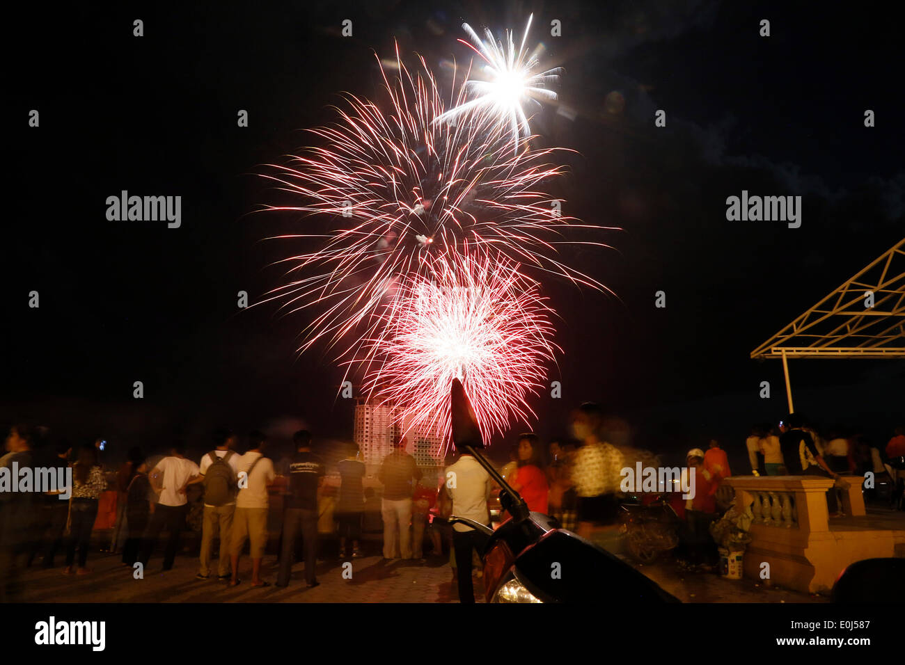 Phnom Penh. 14th May, 2014. Fireworks light up the sky of Phnom Penh ...