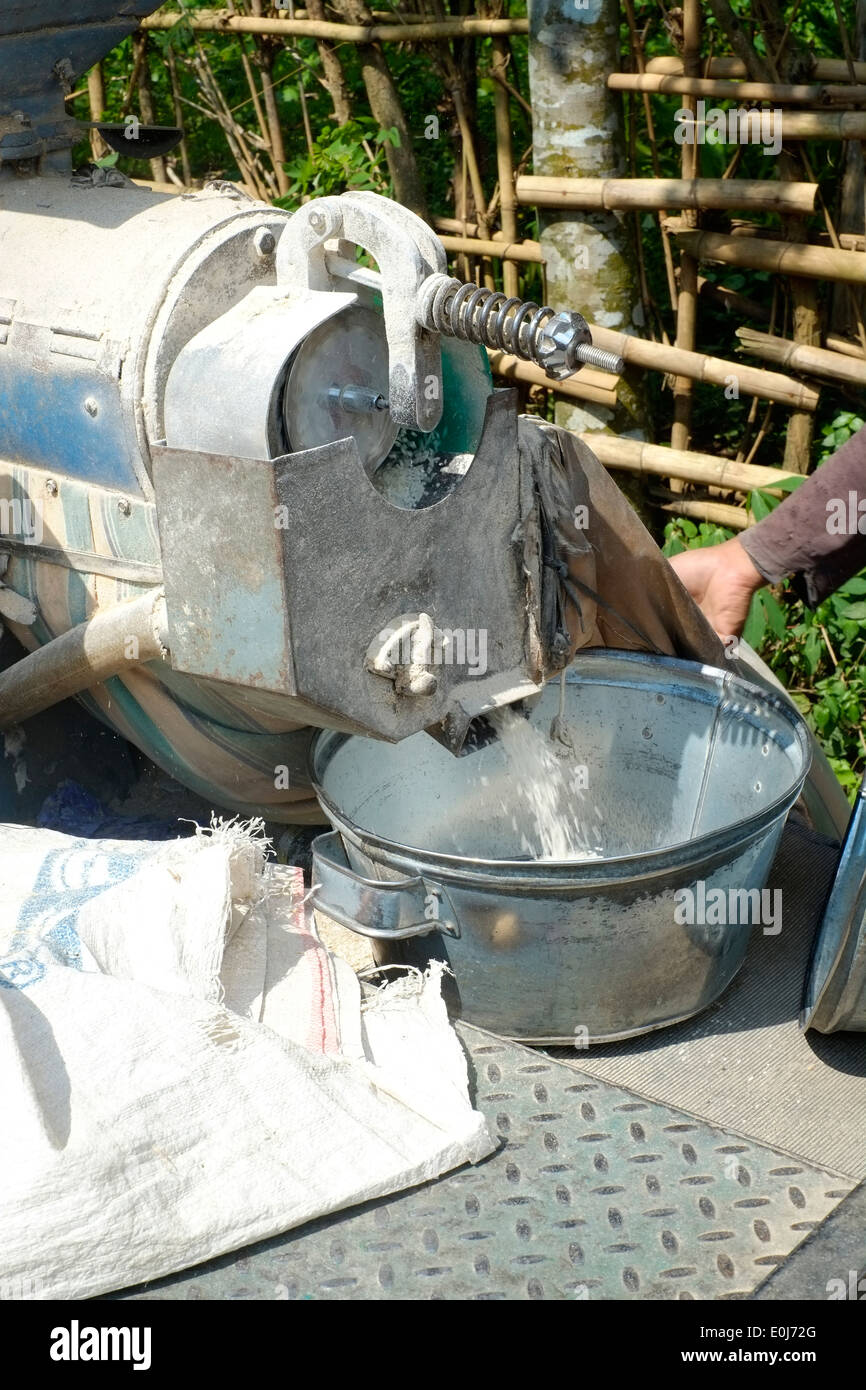 Sieving rice hi-res stock photography and images - Alamy