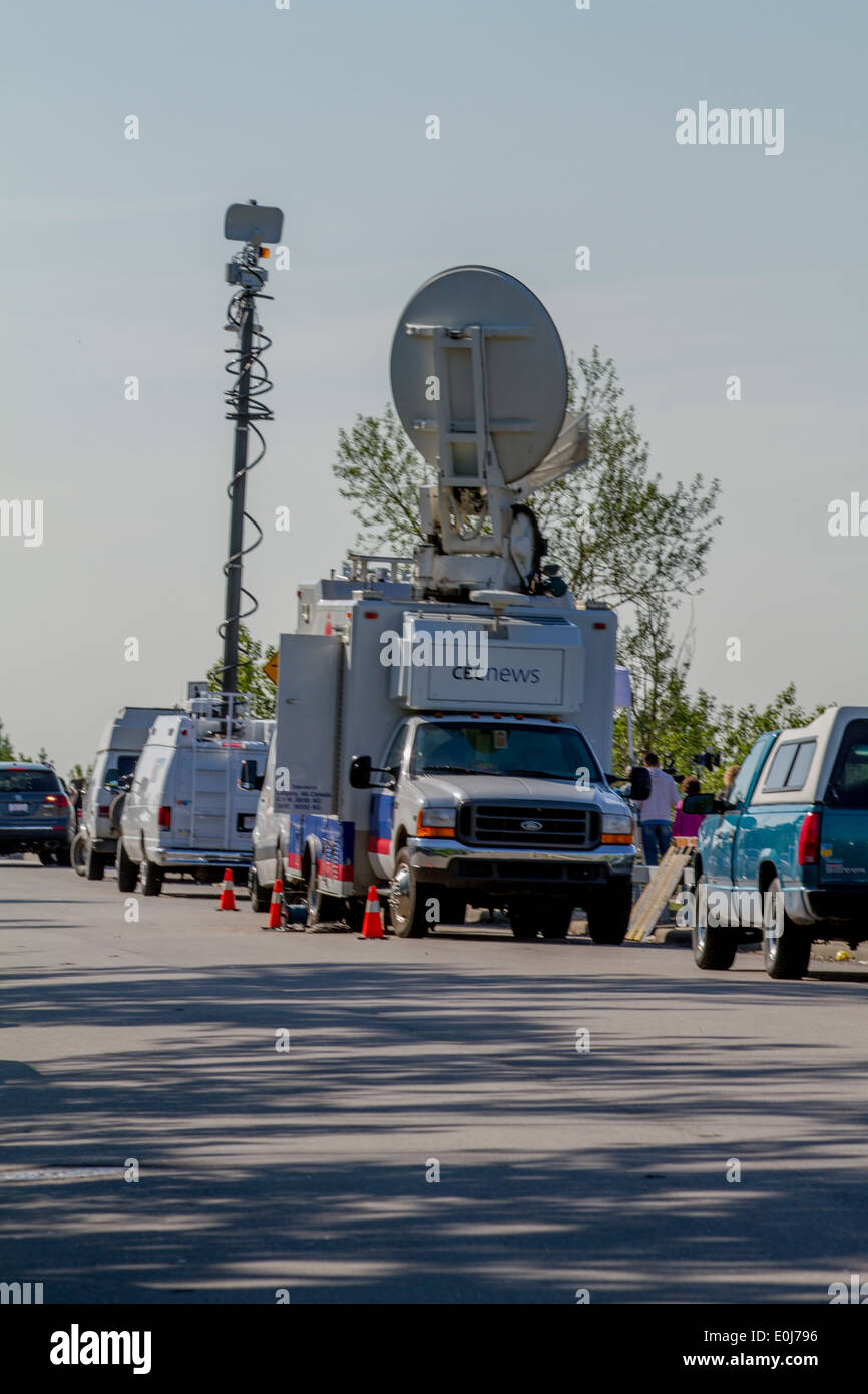 Satellite truck disaster hi-res stock photography and images - Alamy