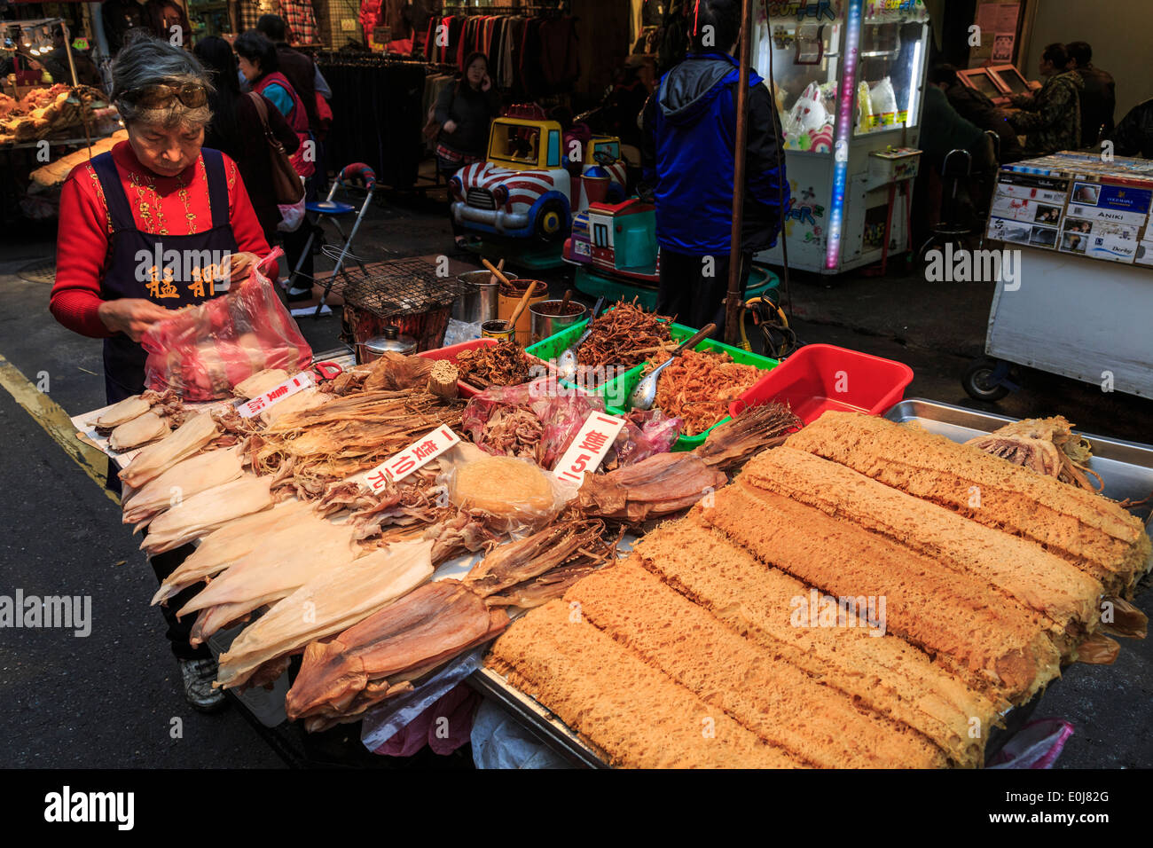 Food stand at night market Stock Photo - Alamy