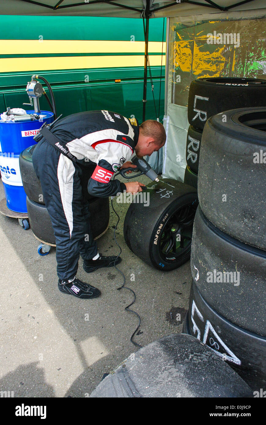 Tyre fitter mechanic Stock Photo - Alamy
