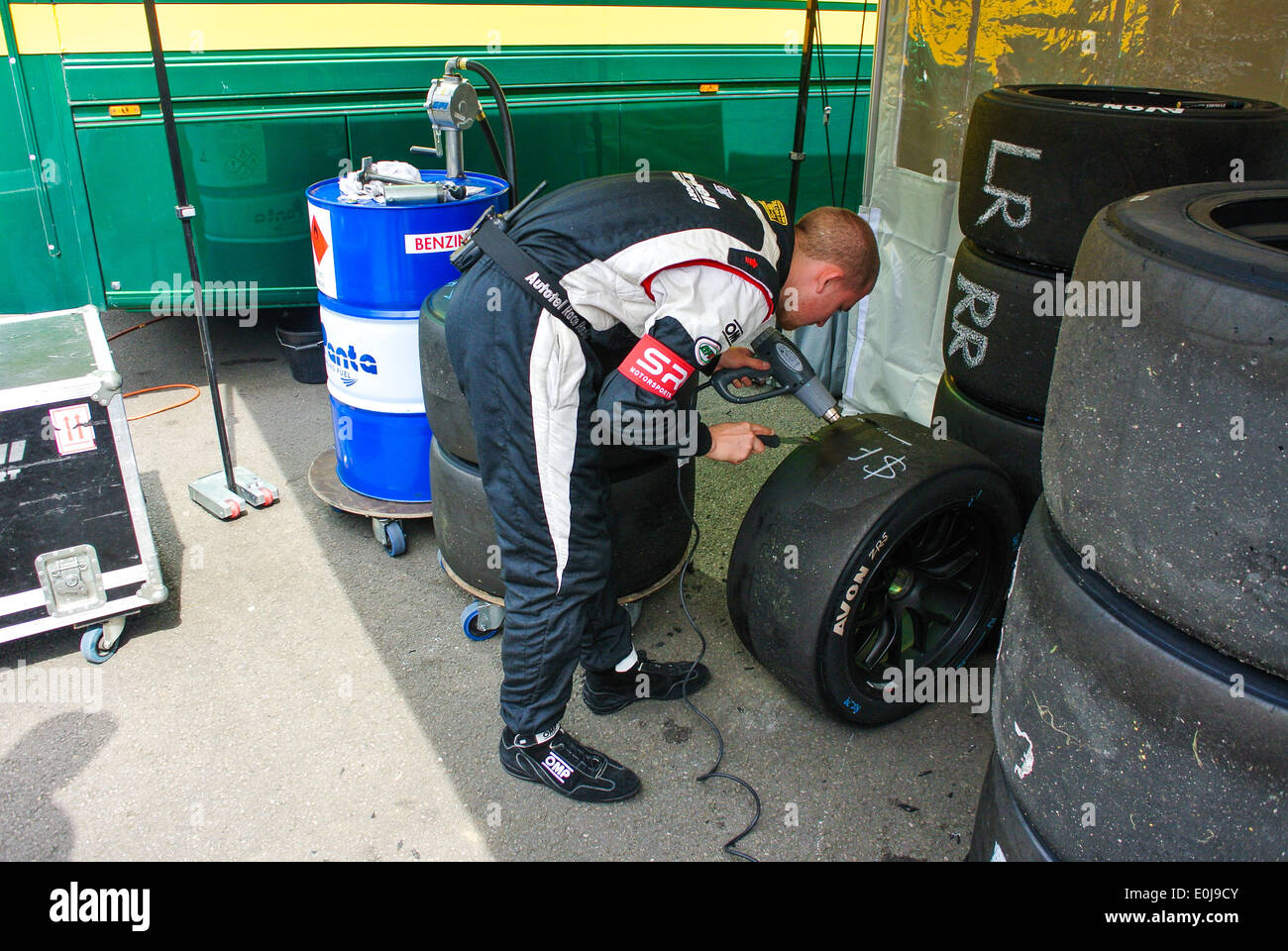 Tyre fitter mechanic Stock Photo - Alamy