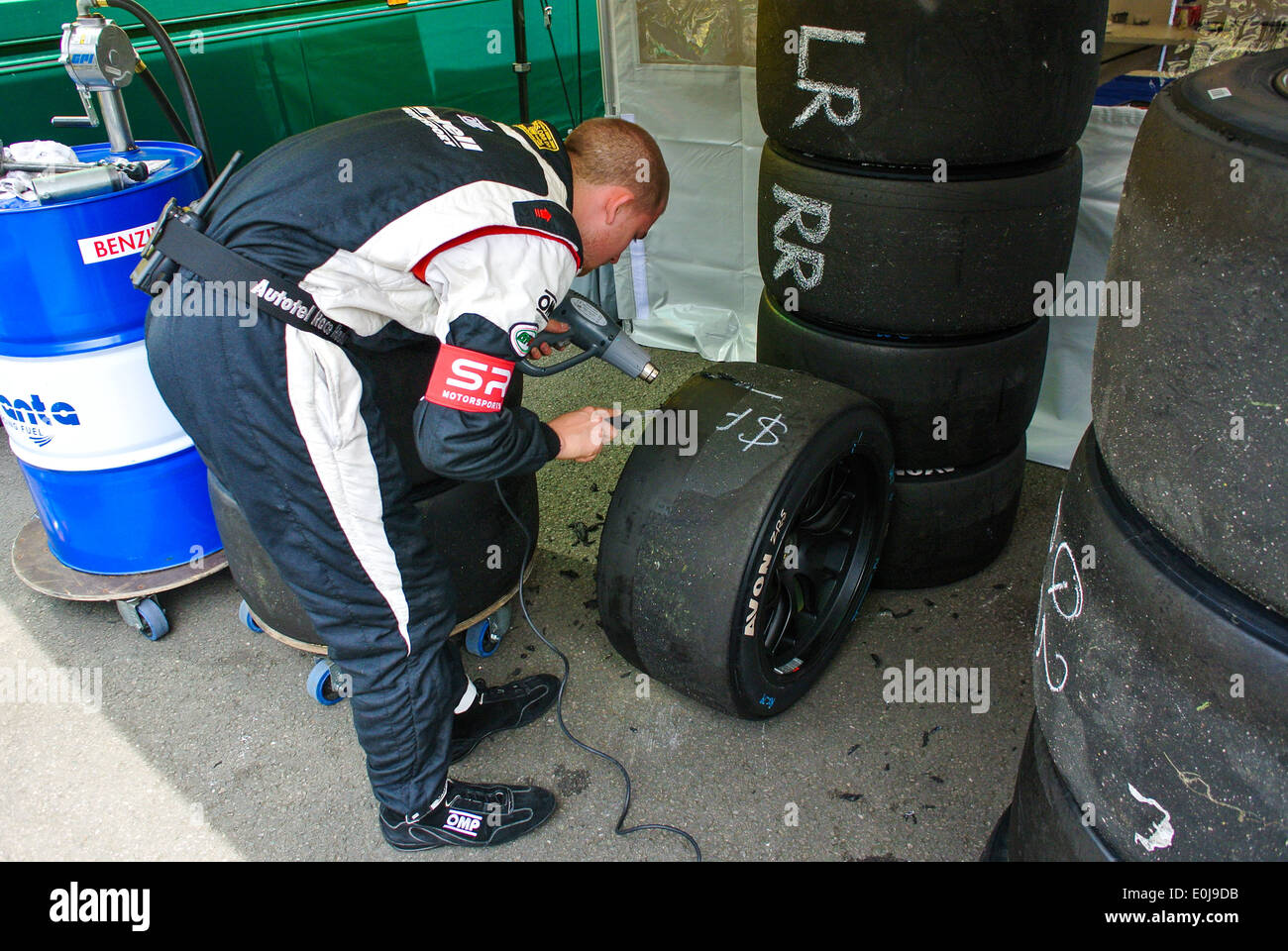Tyre fitter mechanic Stock Photo - Alamy