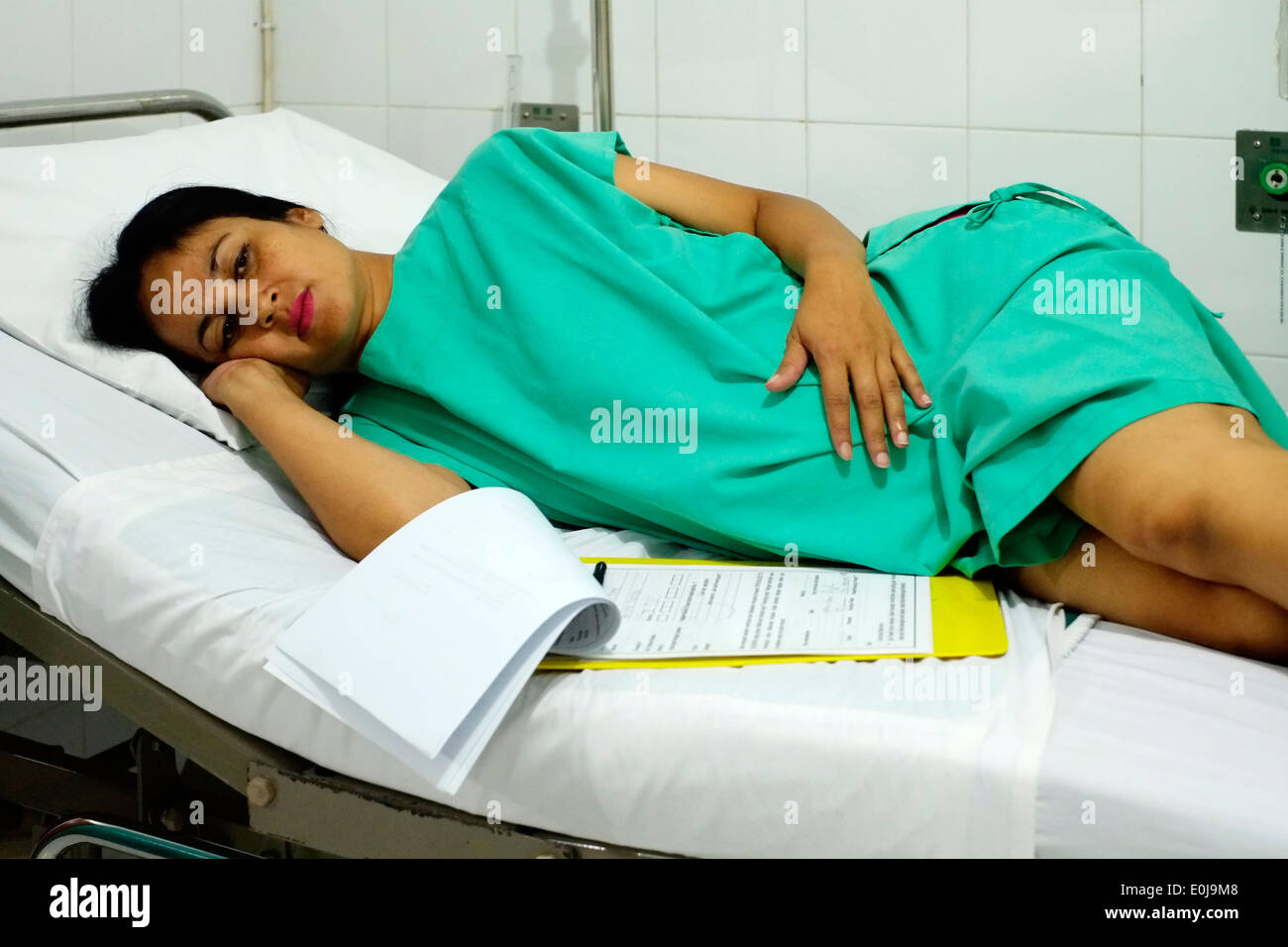 Cesarean birth hi-res stock photography and images - Alamy
