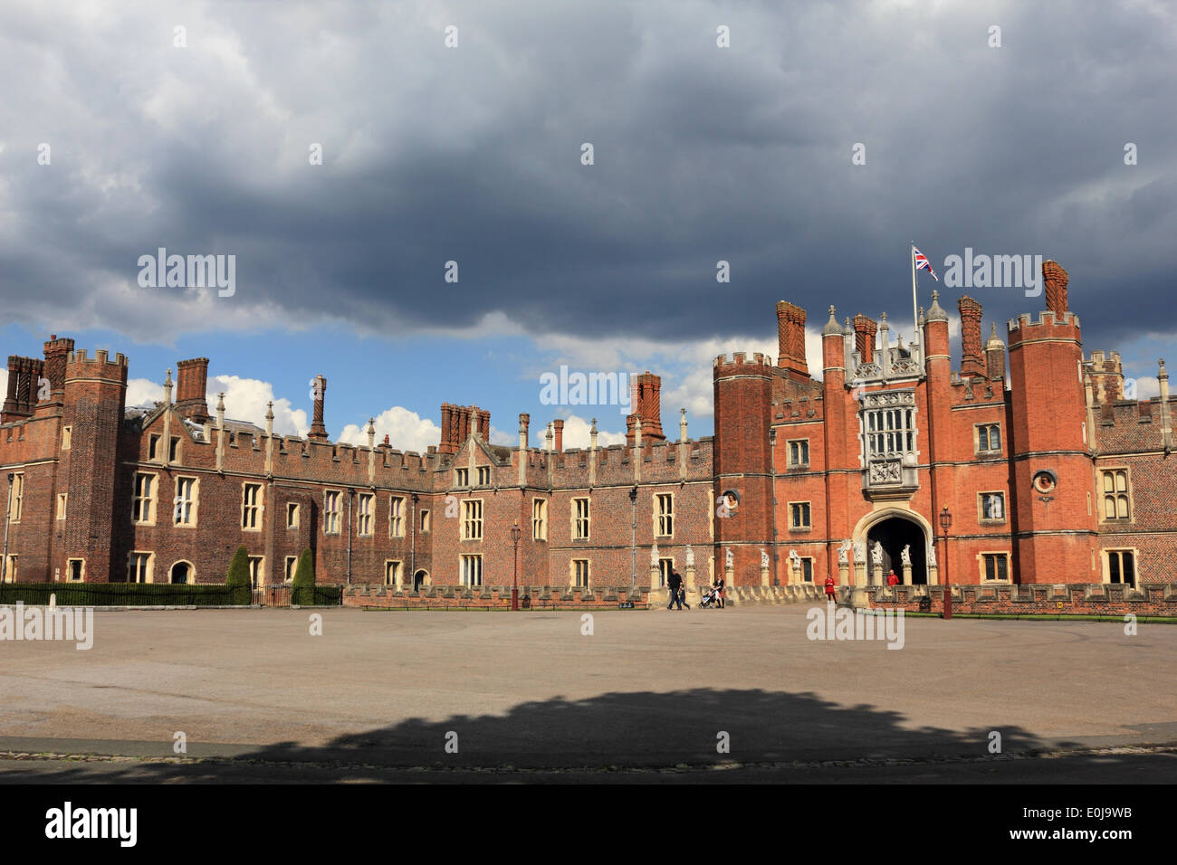 Hampton court palace west front hi-res stock photography and images - Alamy