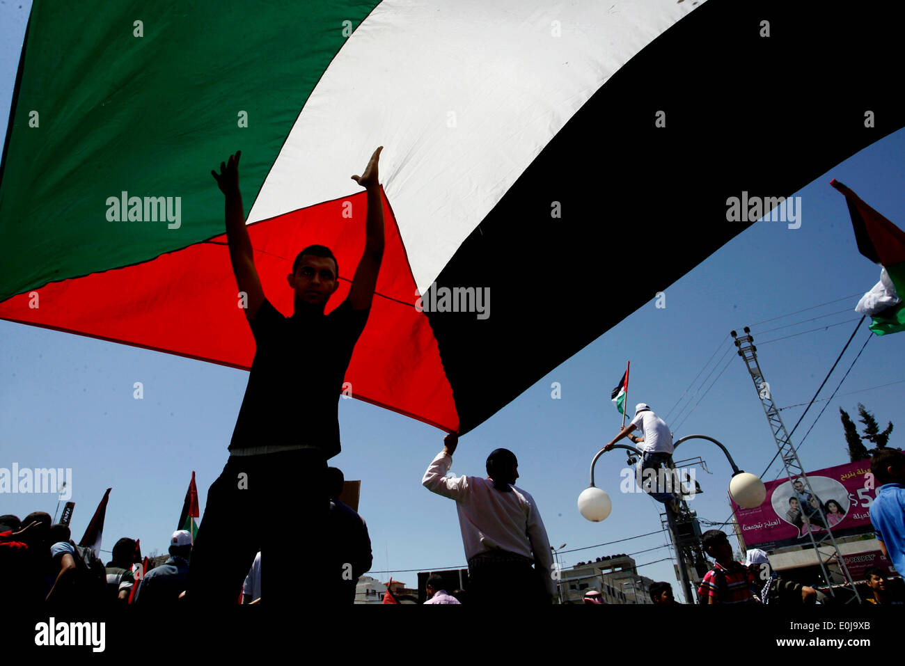 Rafah, Palestine. 14th May, 2014. A Palestinians hold a large ...