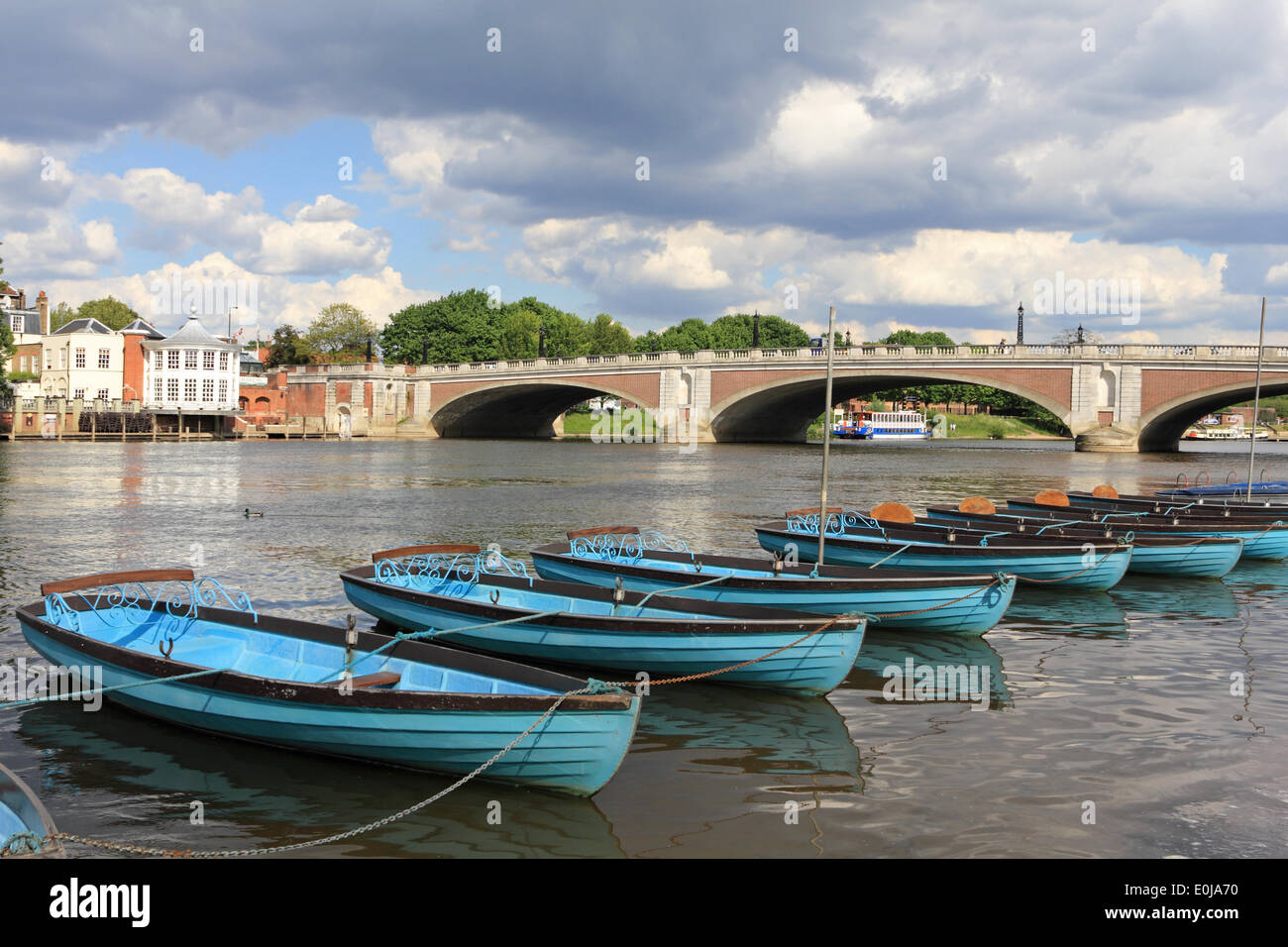 Thames rowing at hampton court hi-res stock photography and images - Alamy