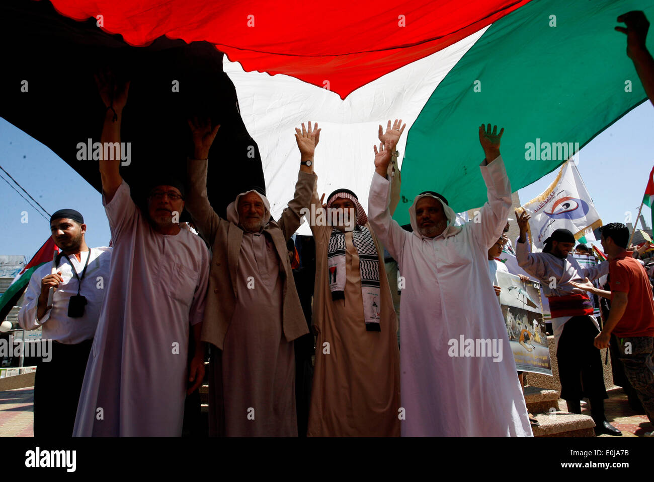 Rafah, Palestine. 14th May, 2014. A Palestinians hold a large ...