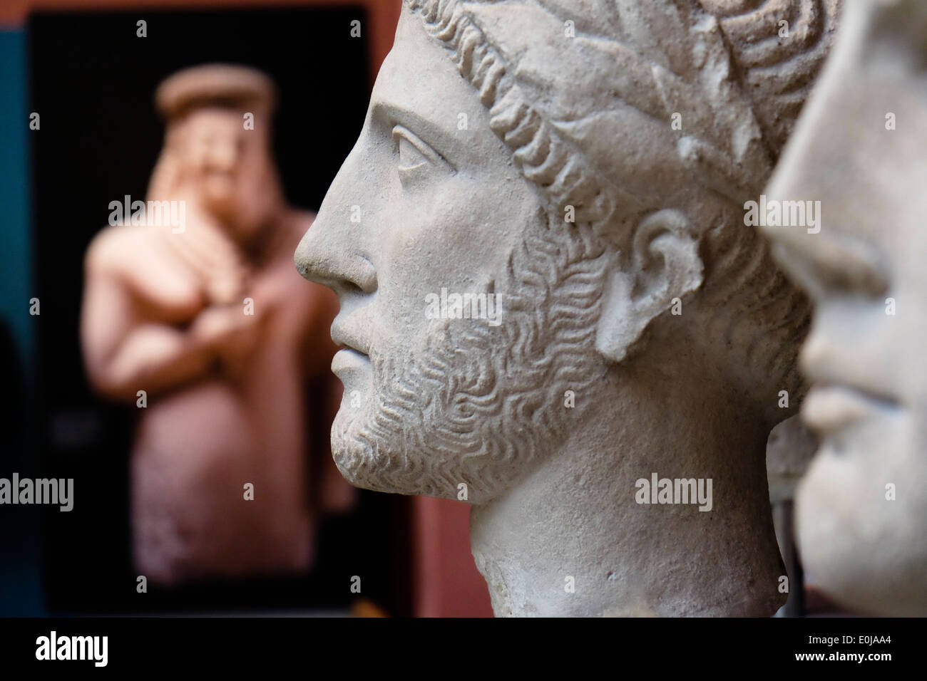 Roman heads hi-res stock photography and images - Alamy